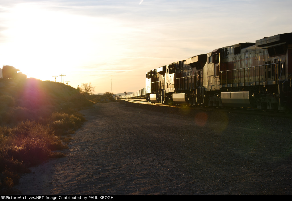 Into the Sun Goes the BNSF 6833 as she Leads the S LPC-SCL :)))